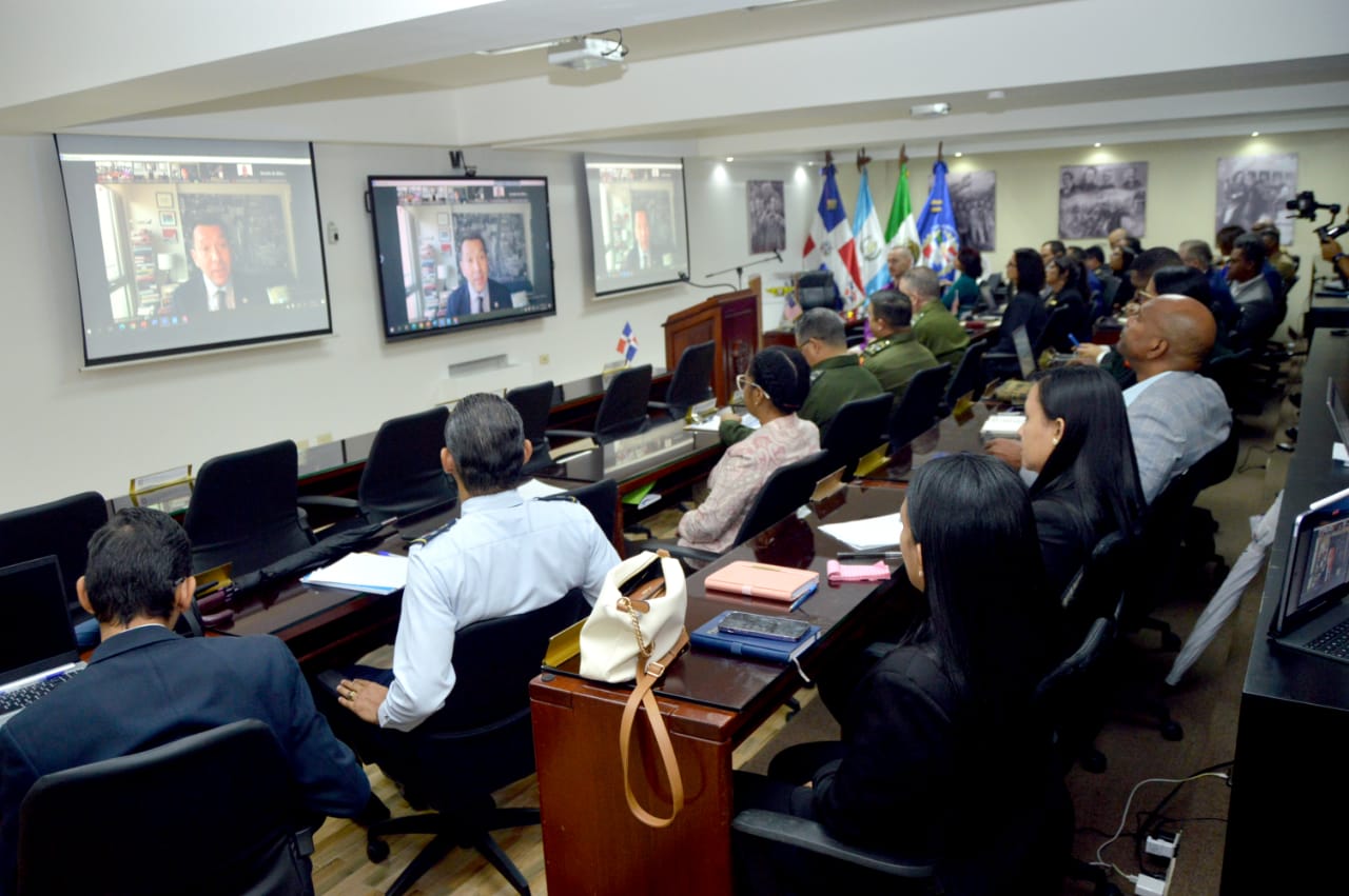Civiles y militares celebran en el MIDE “Día del Egresado” del Centro W ...
